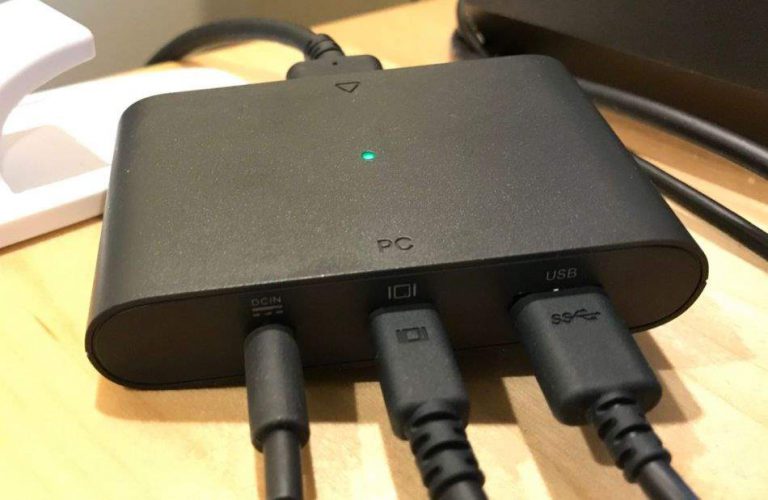 HTC Vive Pro: Neue Linkbox kommt mit Anschaltknopf und proprietärem Kabel